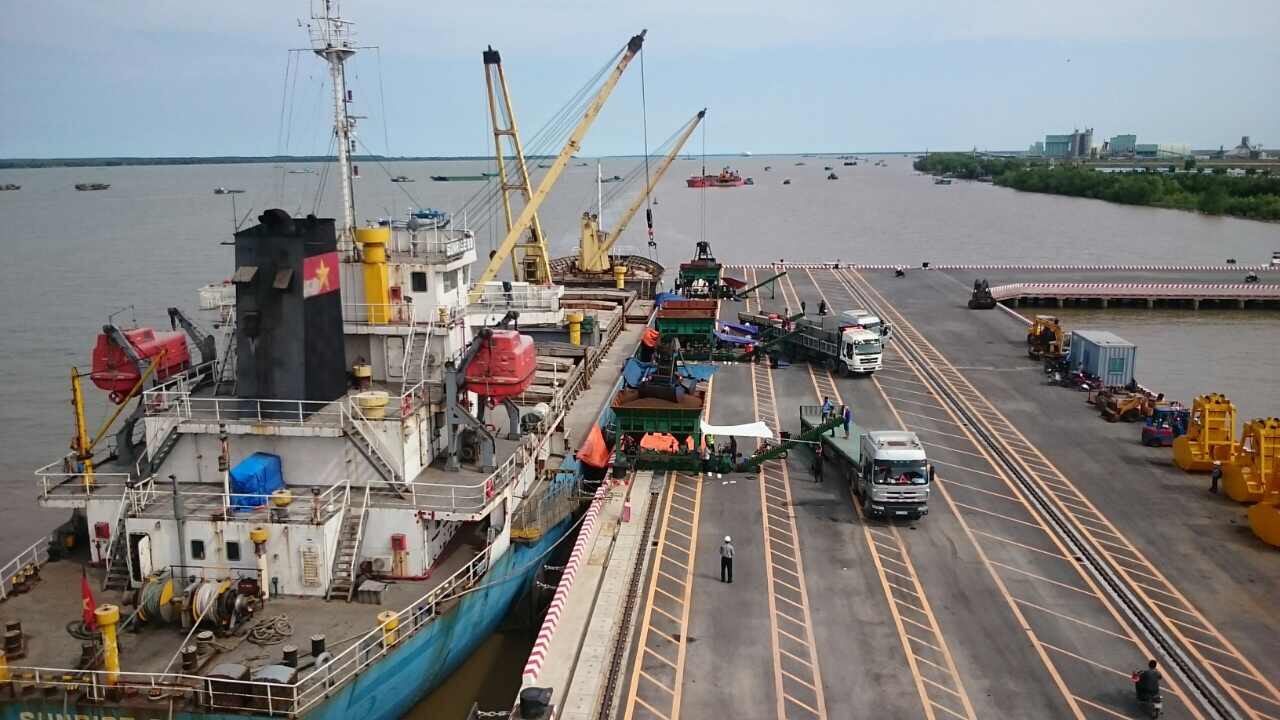 Long An International Port welcomes two vessels in a row in early May - Dongtam Group